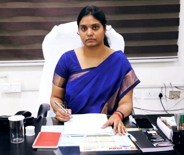 New collector Uma Maheshwari took charge - हिन्दुस्थान समाचार